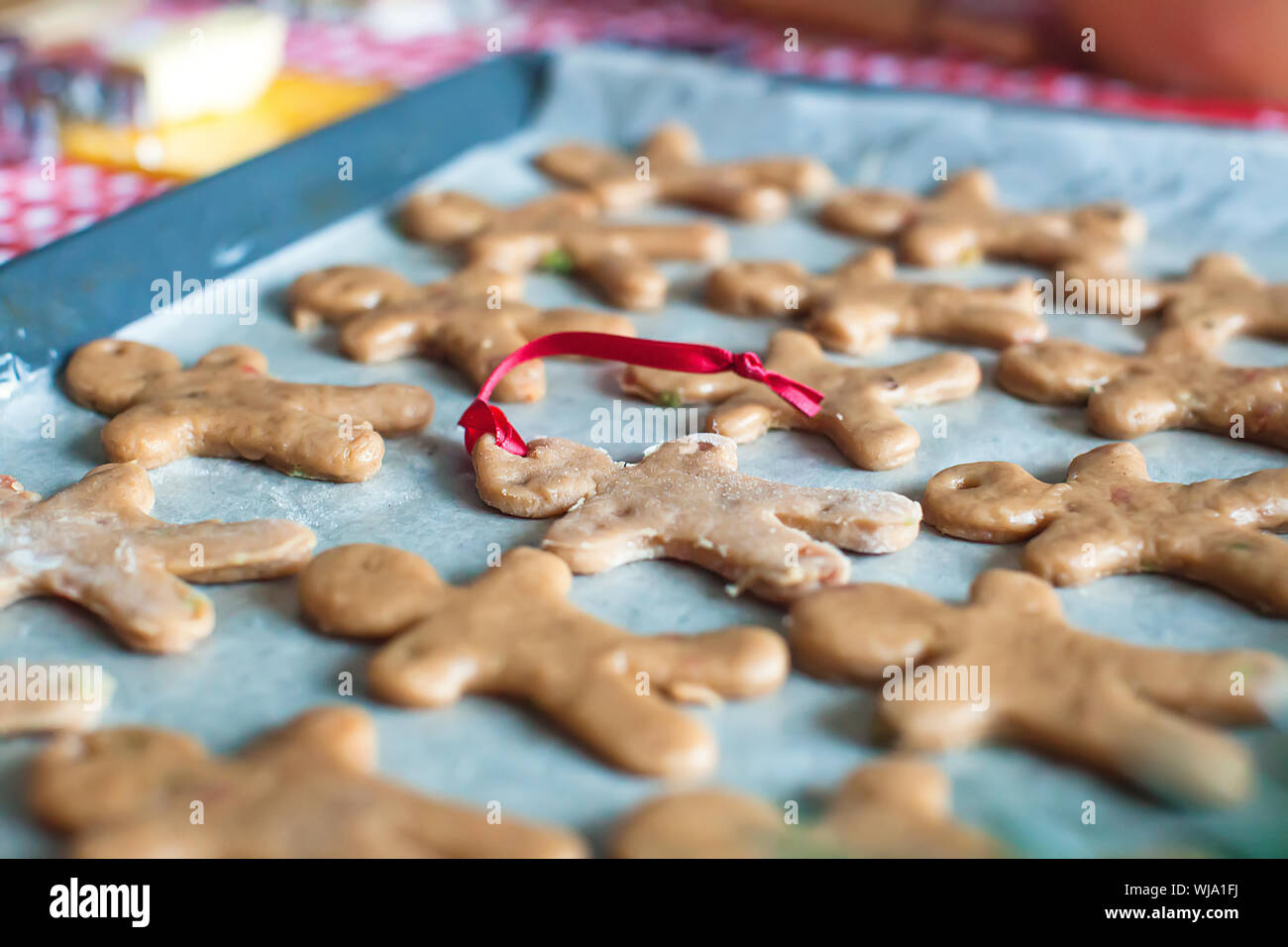 Ginger bread men on tray hi-res stock photography and images - Alamy
