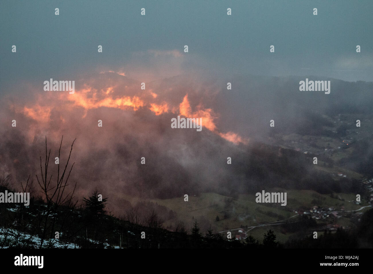 Mountain fire view hi-res stock photography and images - Alamy