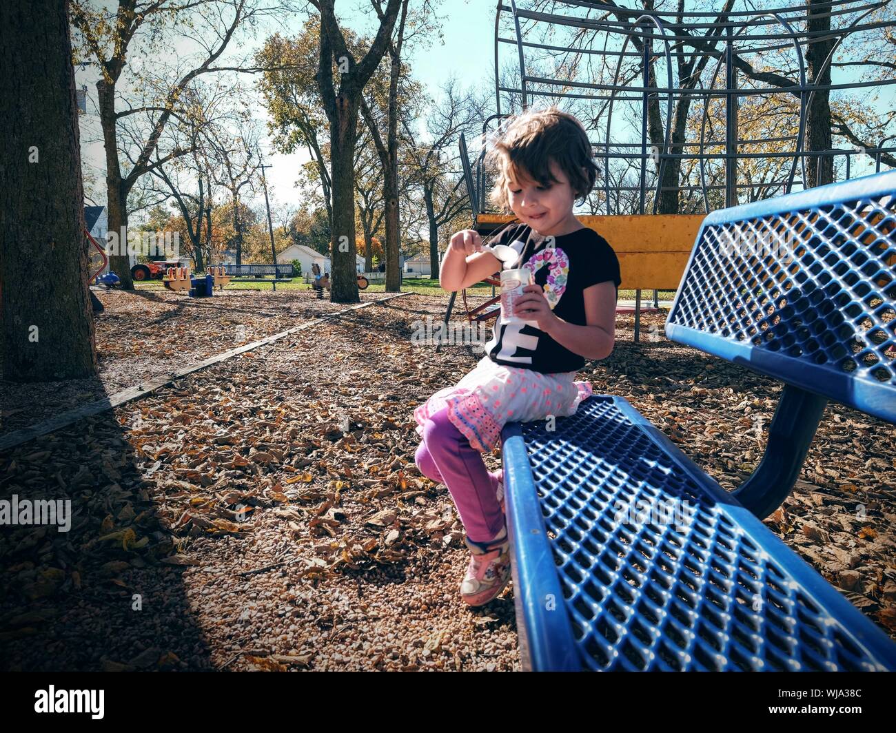 Girls eating bench hi-res stock photography and images - Alamy