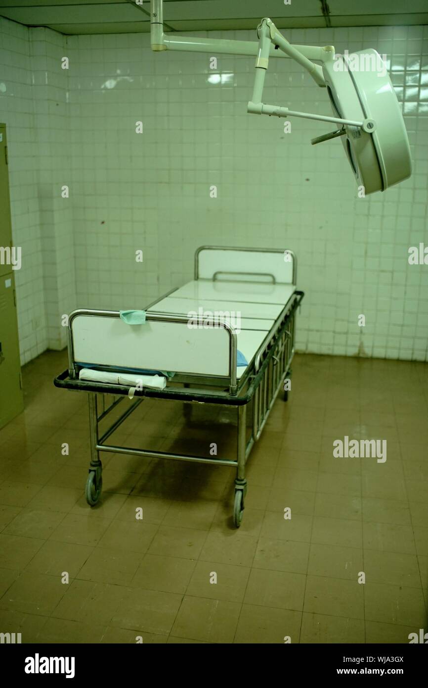 Empty hospital bed hi-res stock photography and images - Alamy