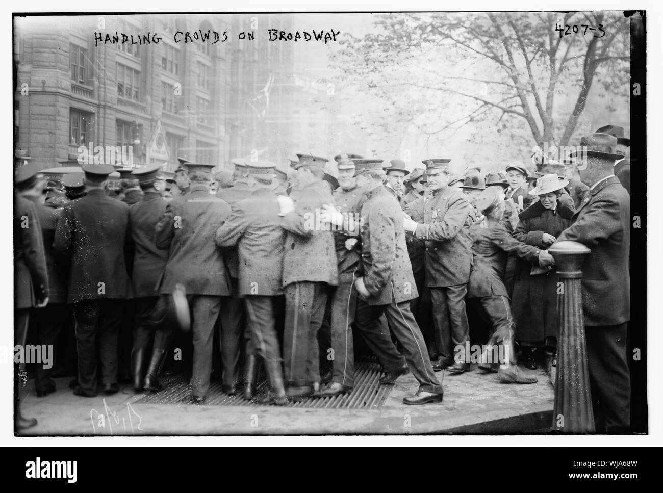 Handling crowds hi-res stock photography and images - Alamy
