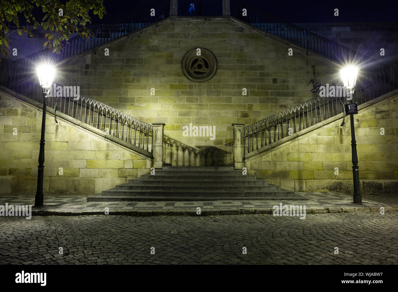 Building by night Stock Photo - Alamy