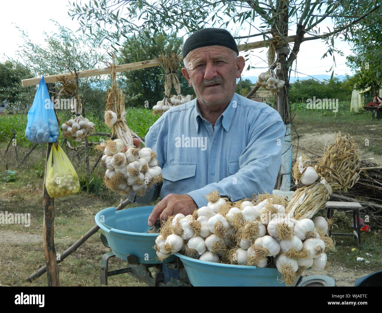 Man garlic hi-res stock photography and images - Alamy