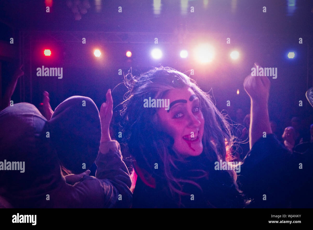 Crowd in concert hi-res stock photography and images - Alamy