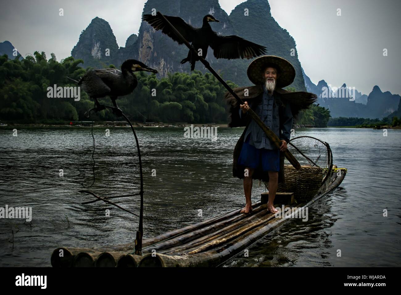 Traditional chinese fishing boat hi-res stock photography and images ... Traditional chinese fishing boat hi-res stock photography and images ...
