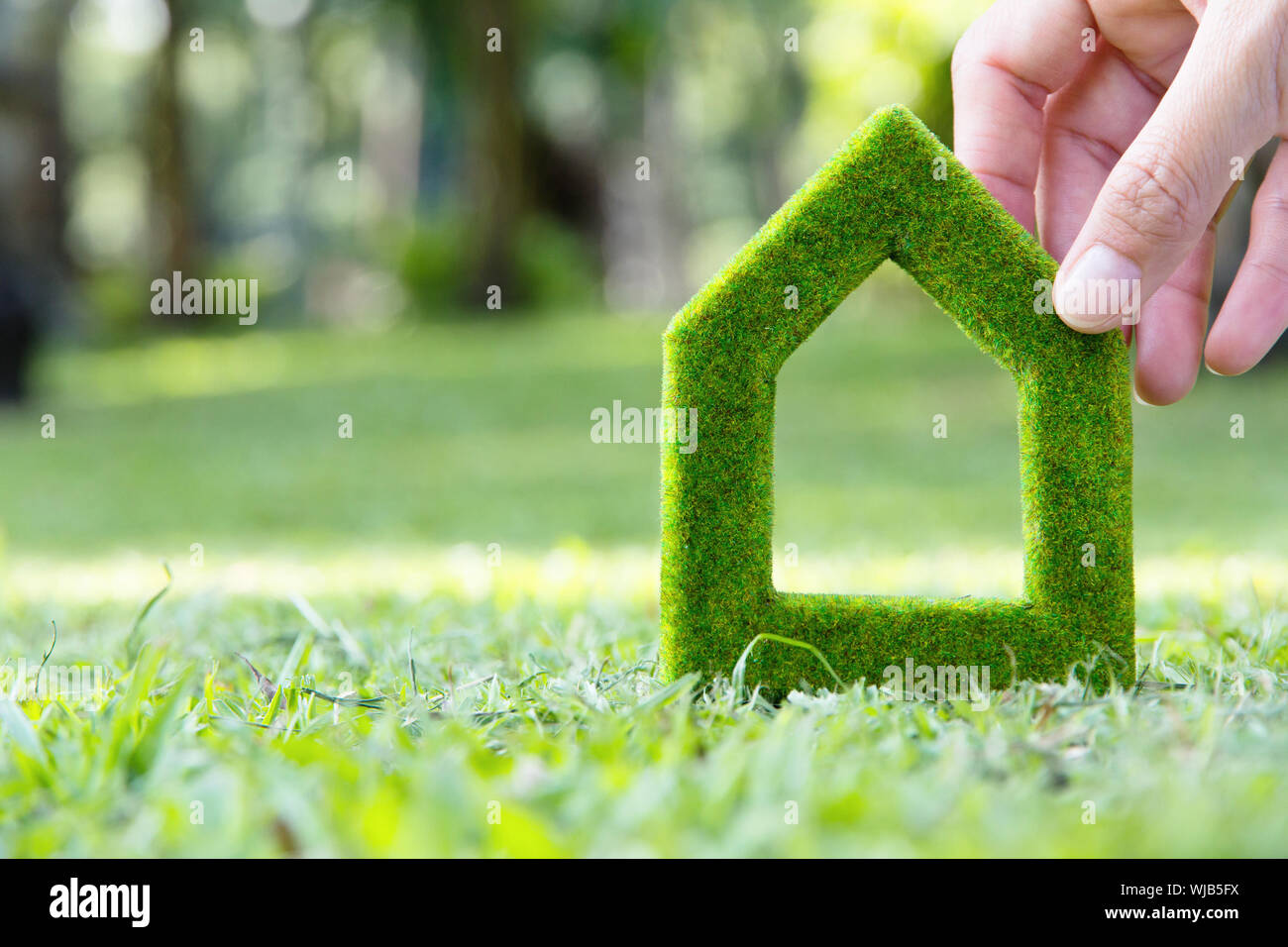 hand holding green house icon concept Stock Photo - Alamy