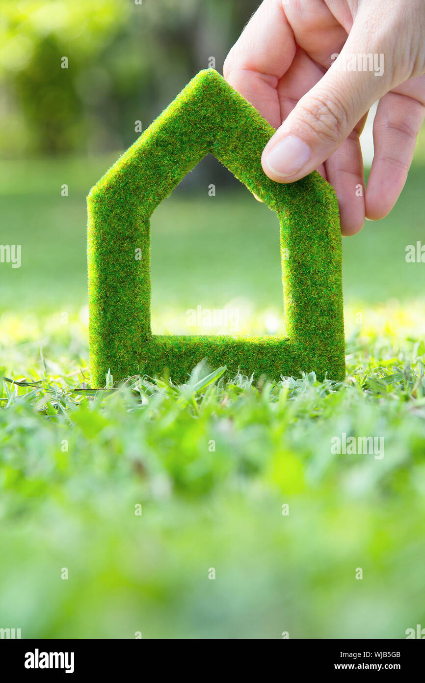 hand holding green house icon concept Stock Photo - Alamy