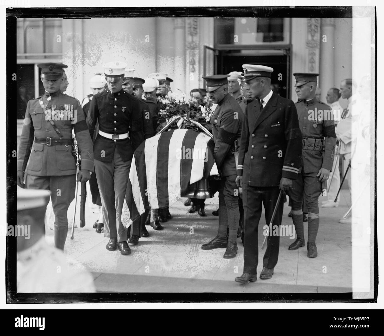 Leaders funeral procession procession Black and White Stock Photos ...