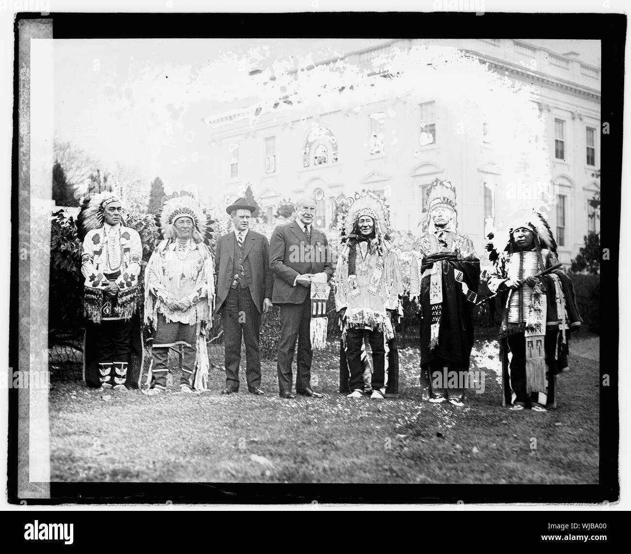 Group of native americans hi-res stock photography and images - Alamy