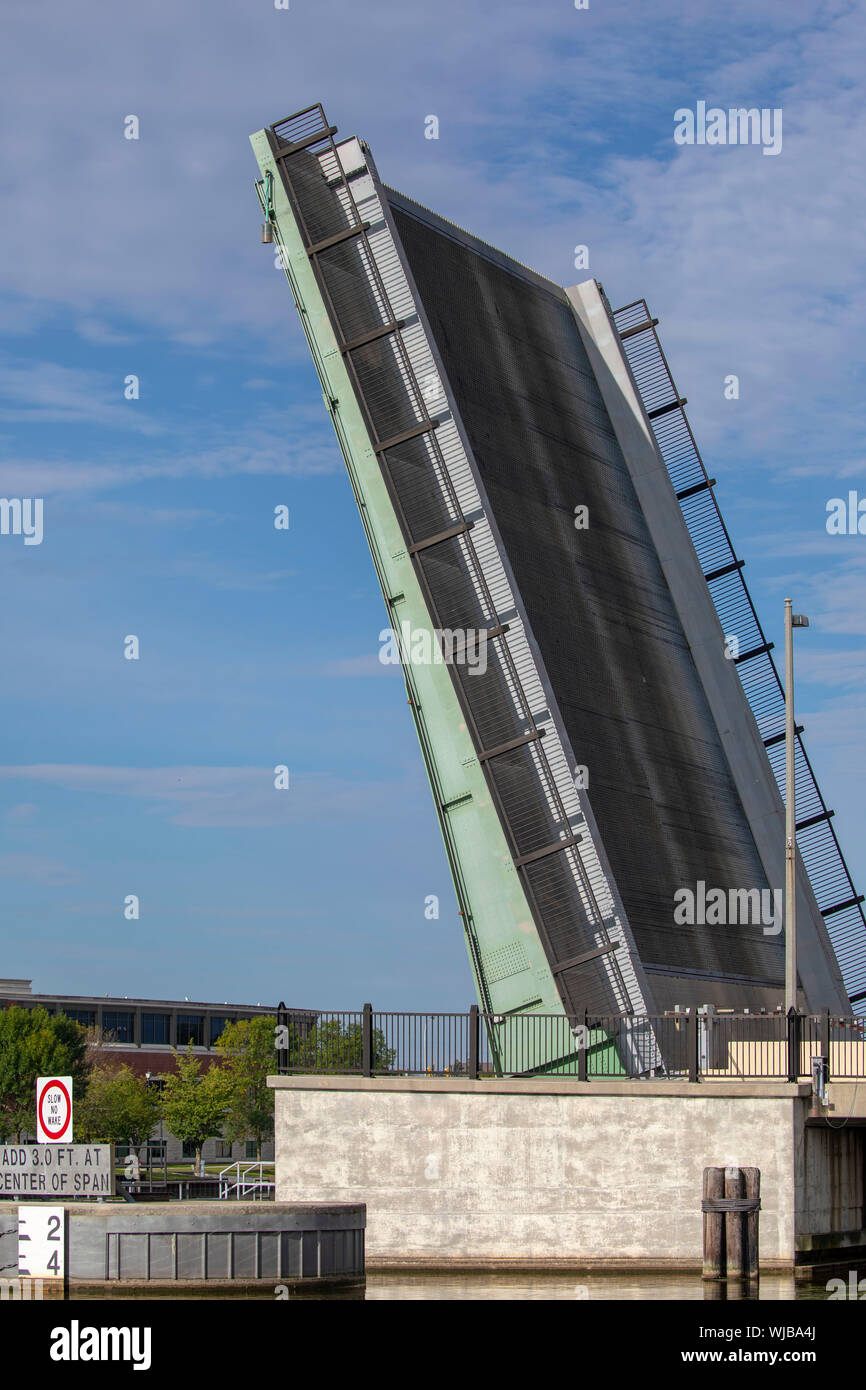 Manitowoc,WI,USA August 31, 2019 : lifting drawbridge over Manitowoc ...