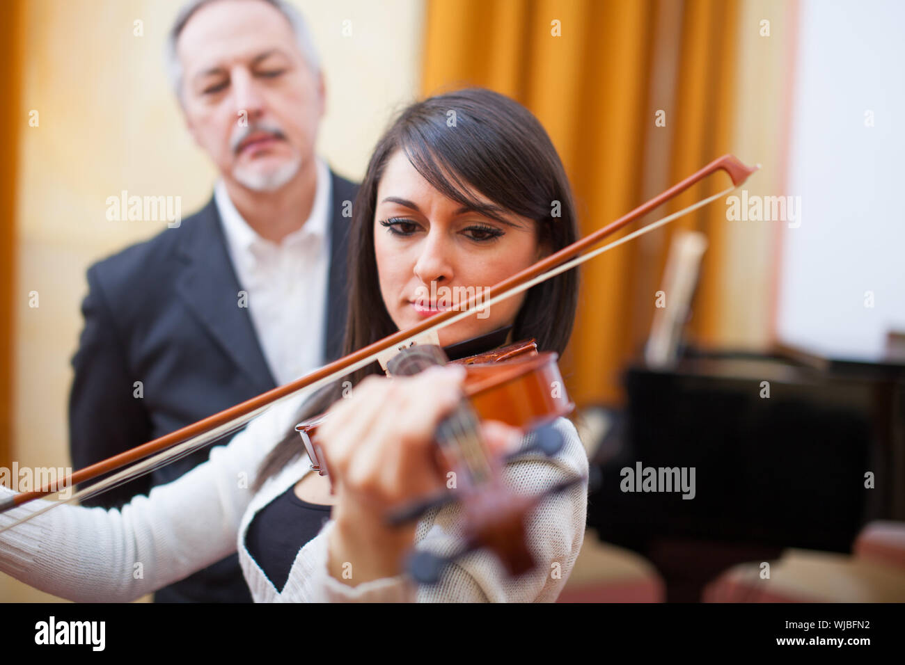 Woman learning to play violin in a music school Stock Photo - Alamy