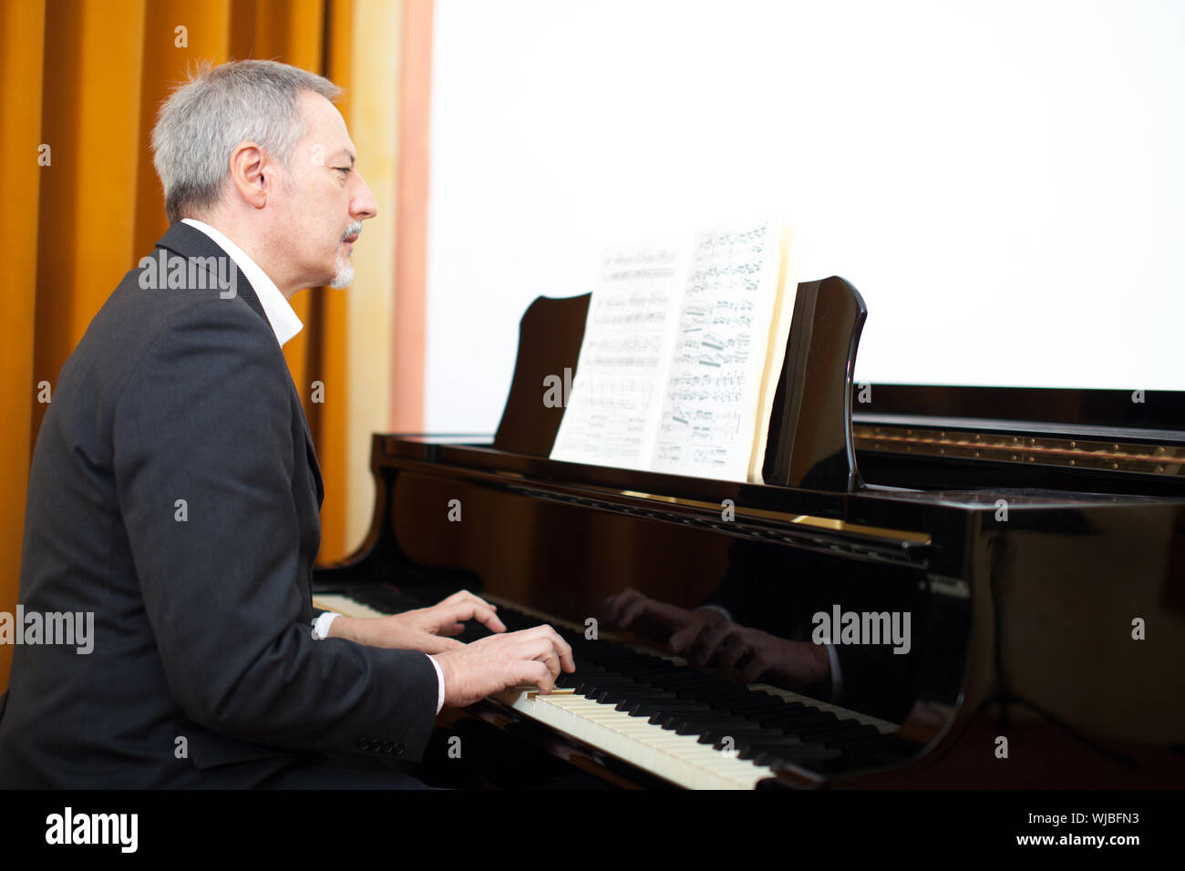 Pianist performing on his piano Stock Photo - Alamy