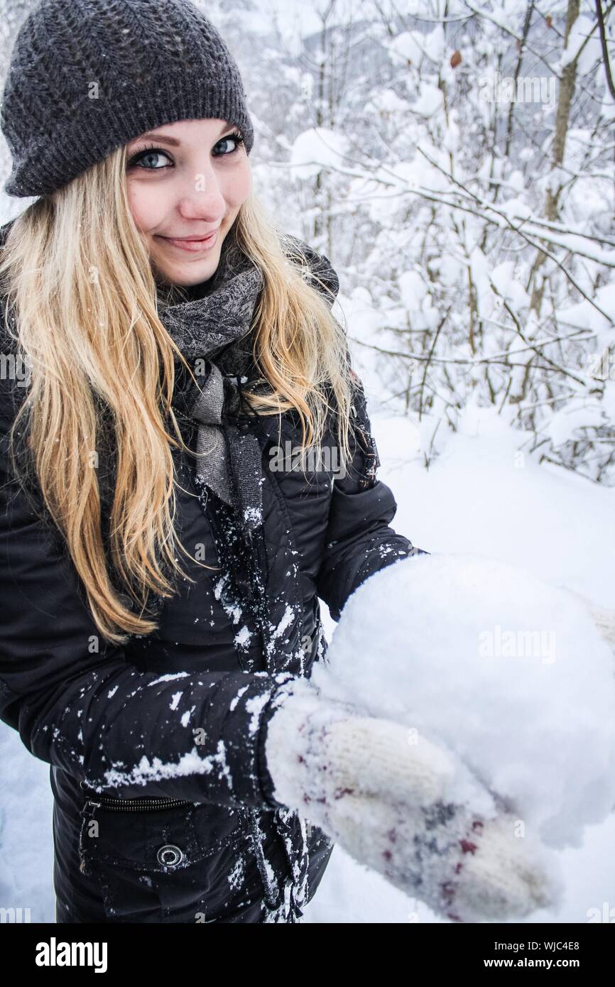 Women snowball hi-res stock photography and images - Alamy