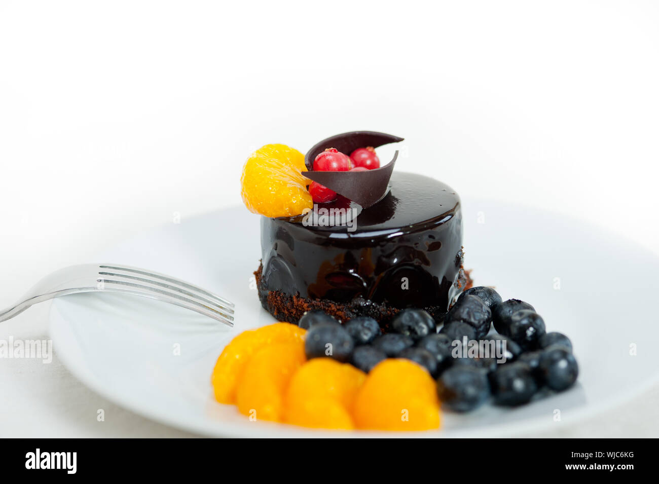 chocolate cake and fresh fruit on top closeup macro Stock Photo - Alamy