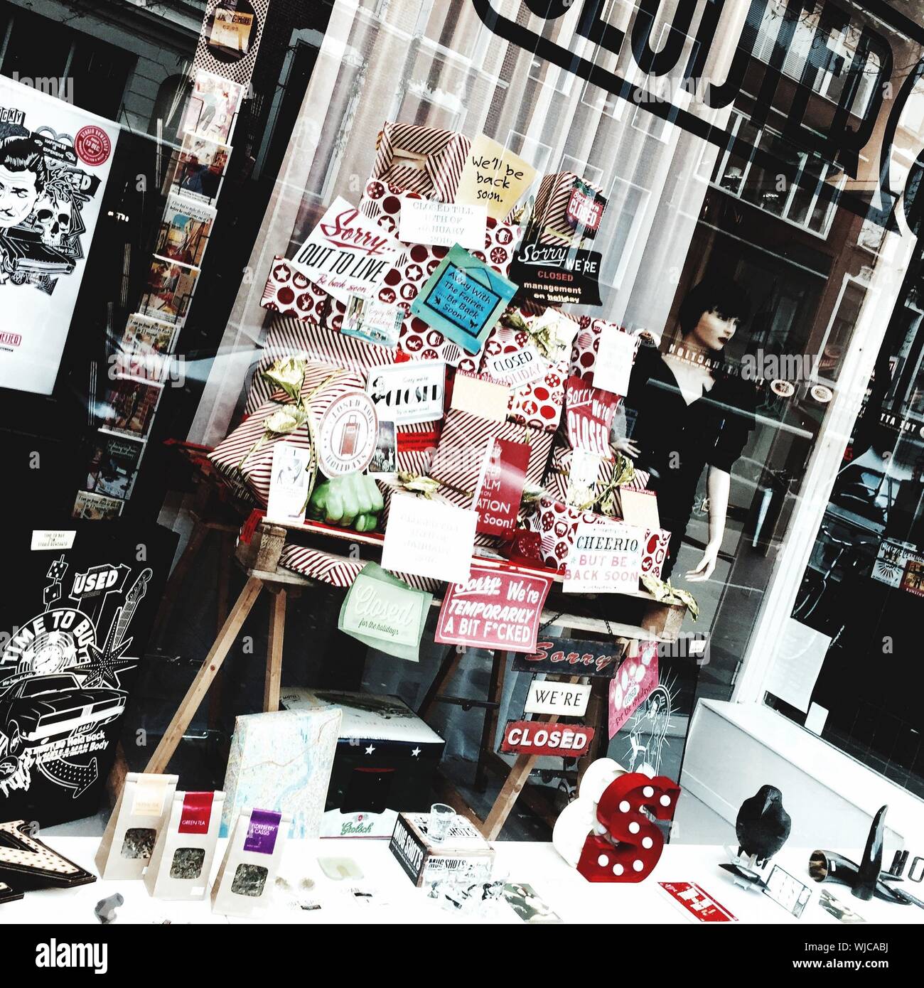 Cards store hi-res stock photography and images - Alamy