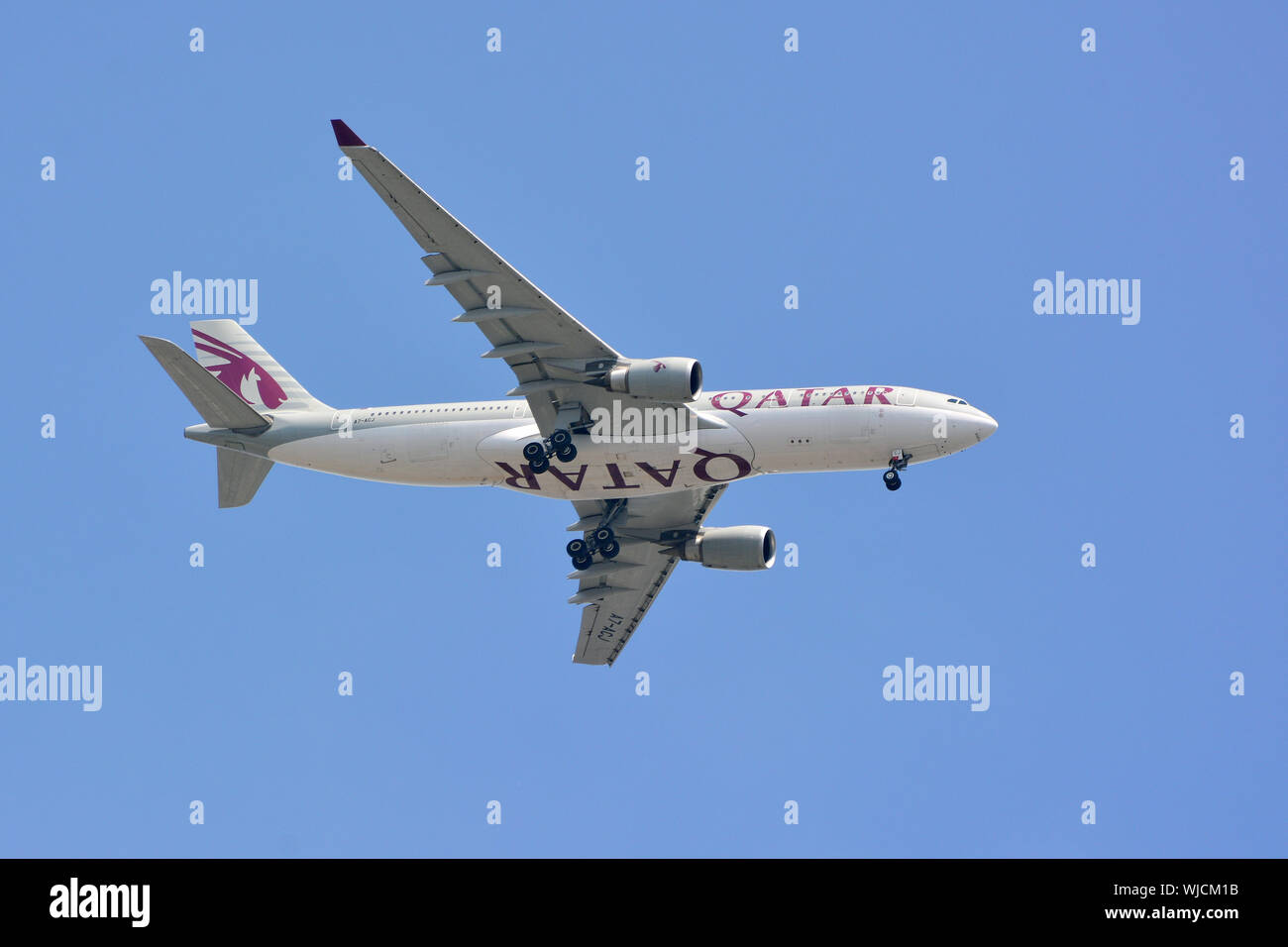 Qatar Airways Airbus A320 High Resolution Stock Photography and Images ...