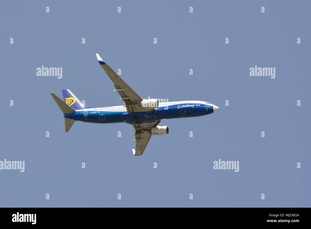 Ryanair boeing 737 800 wing hi-res stock photography and images - Alamy