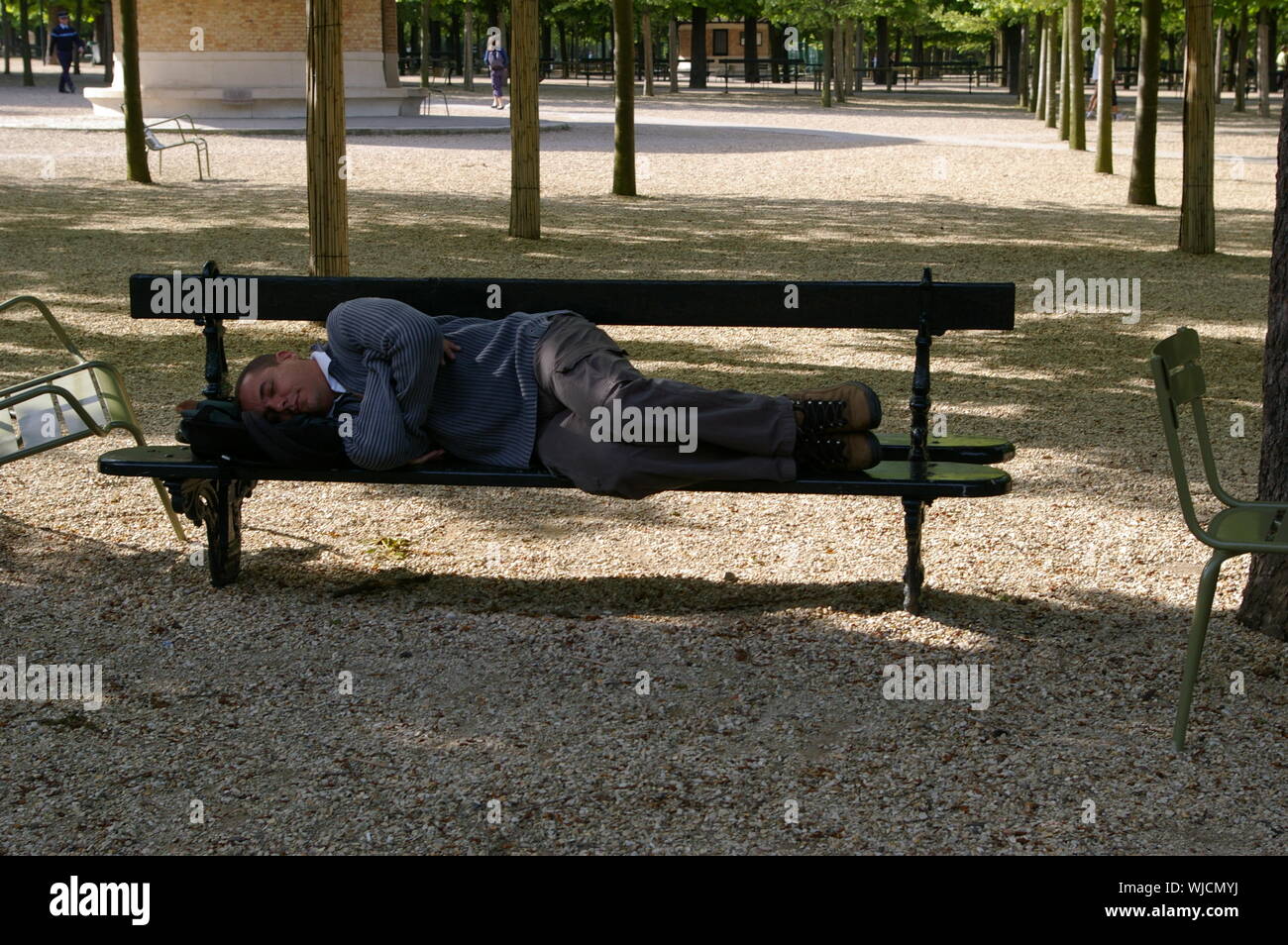 Man sleeping on park bench hi-res stock photography and images - Alamy