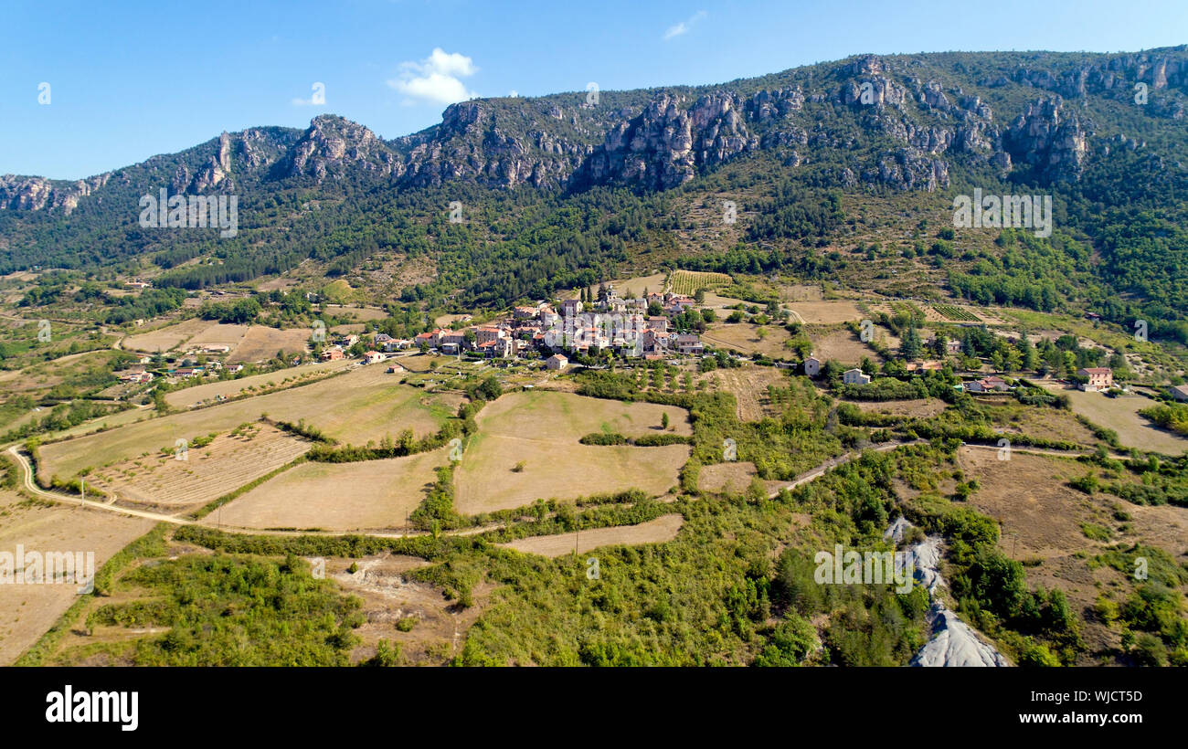 Aerial view of Liaucous hamlet in the Gorges du Tarn, Aveyron Stock ...