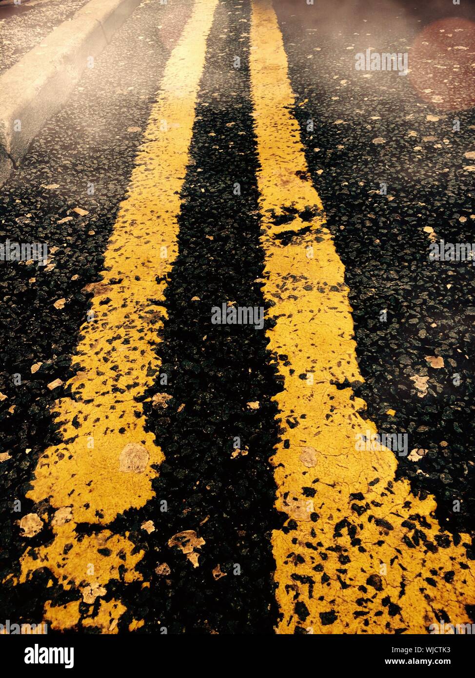 Road markings parallel hi-res stock photography and images - Alamy