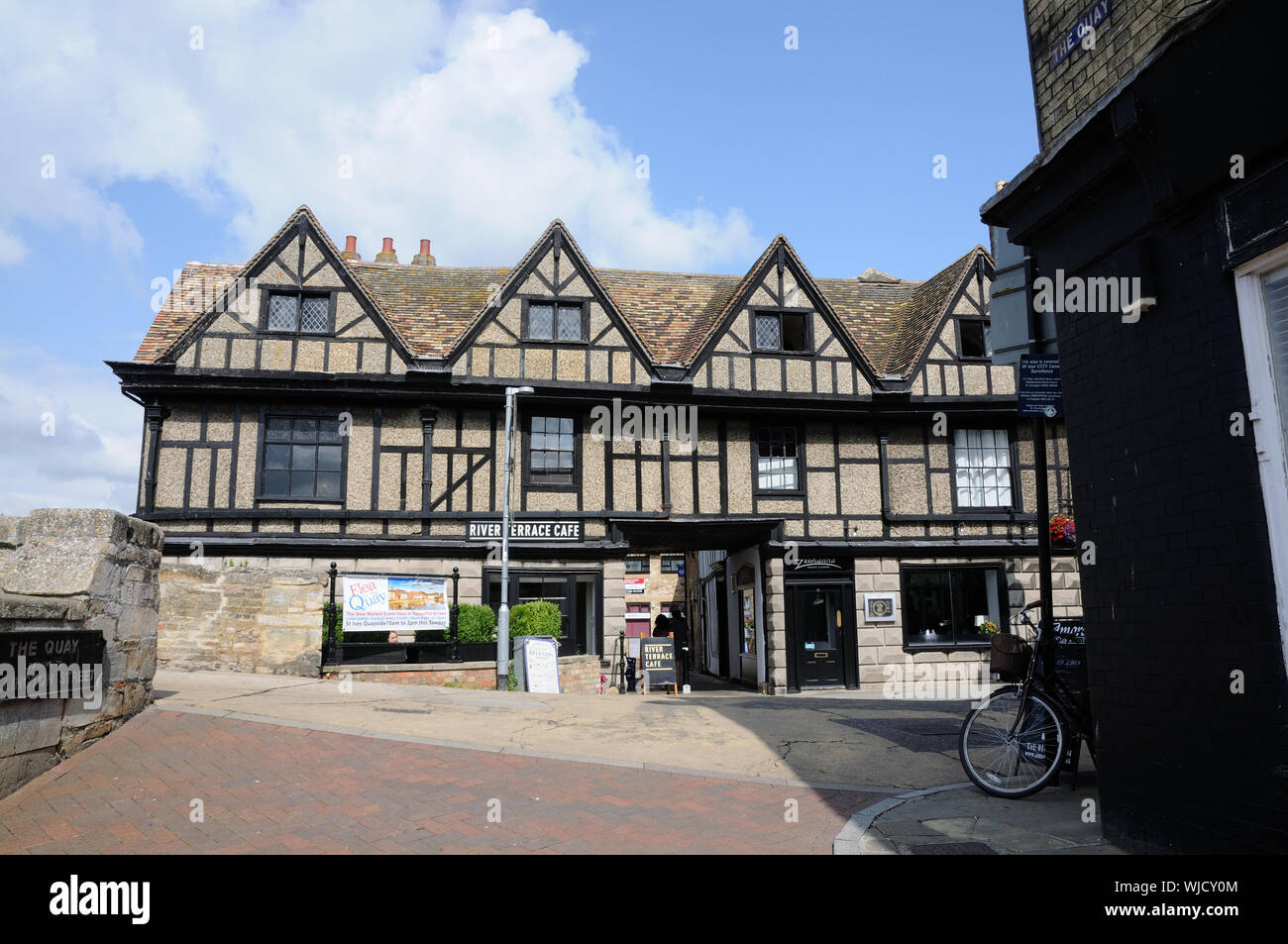 Manor house bridge hi-res stock photography and images - Alamy