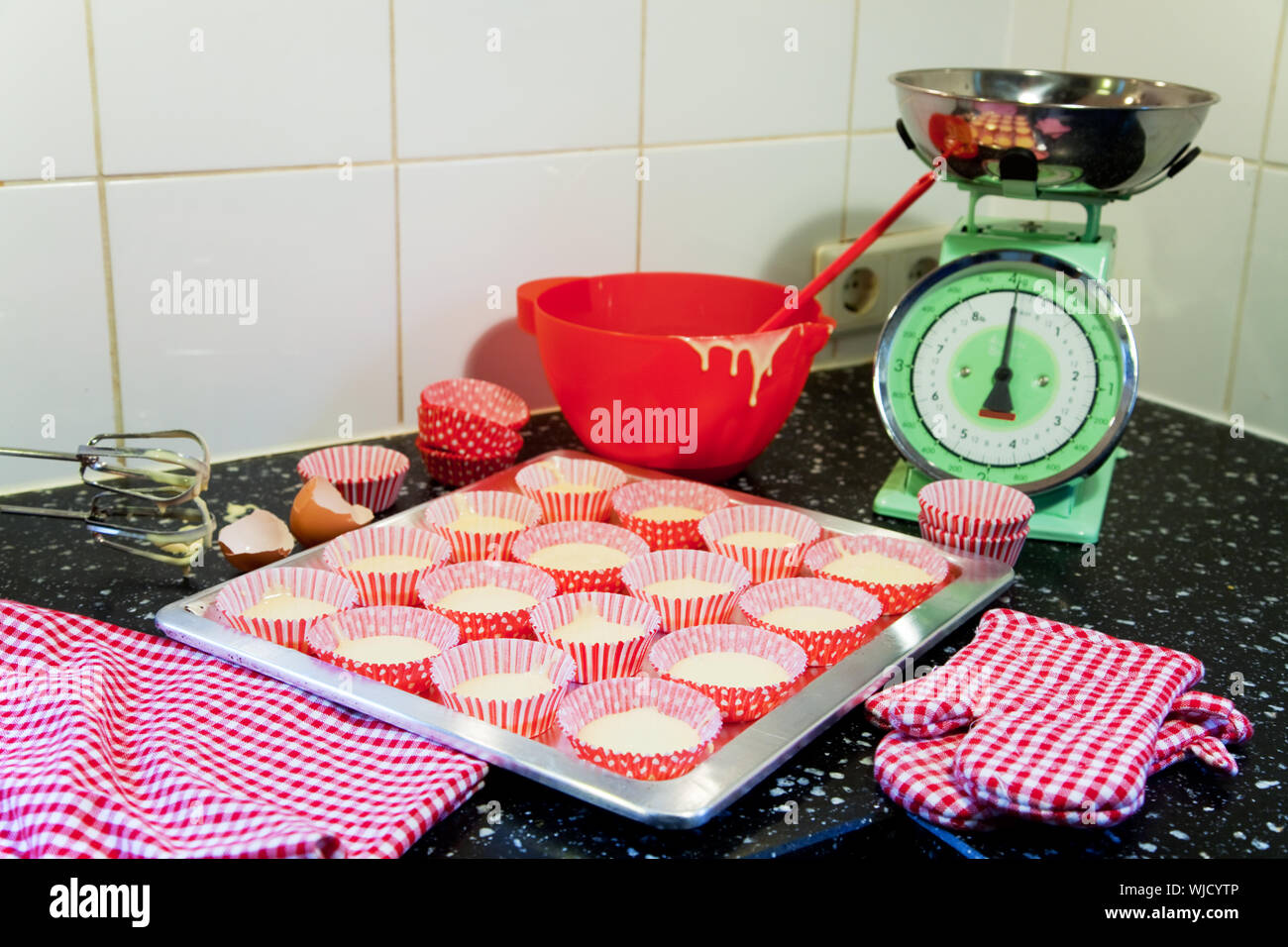 Baking fancy cakes in the kitchen Stock Photo - Alamy