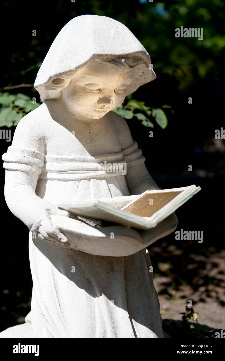 Girl reading book statue hi-res stock photography and images - Alamy
