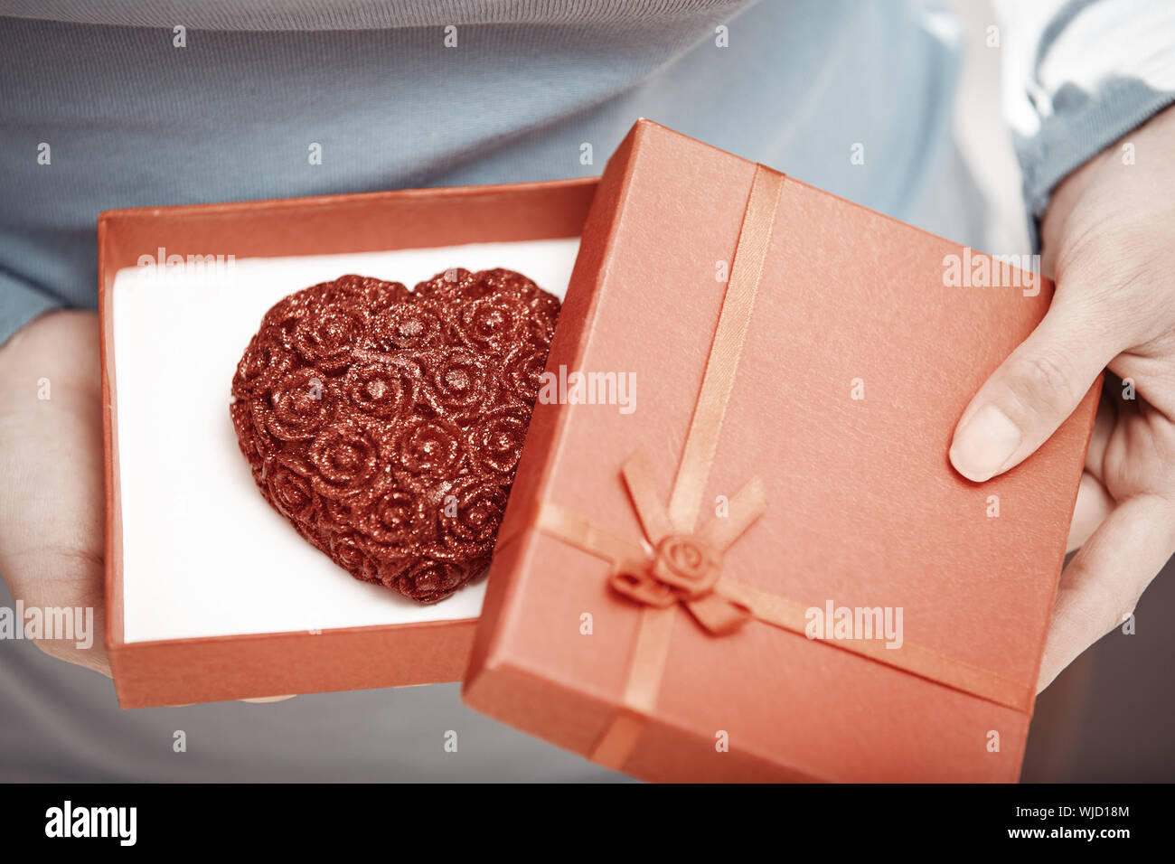 Human hands opening box hi-res stock photography and images - Alamy