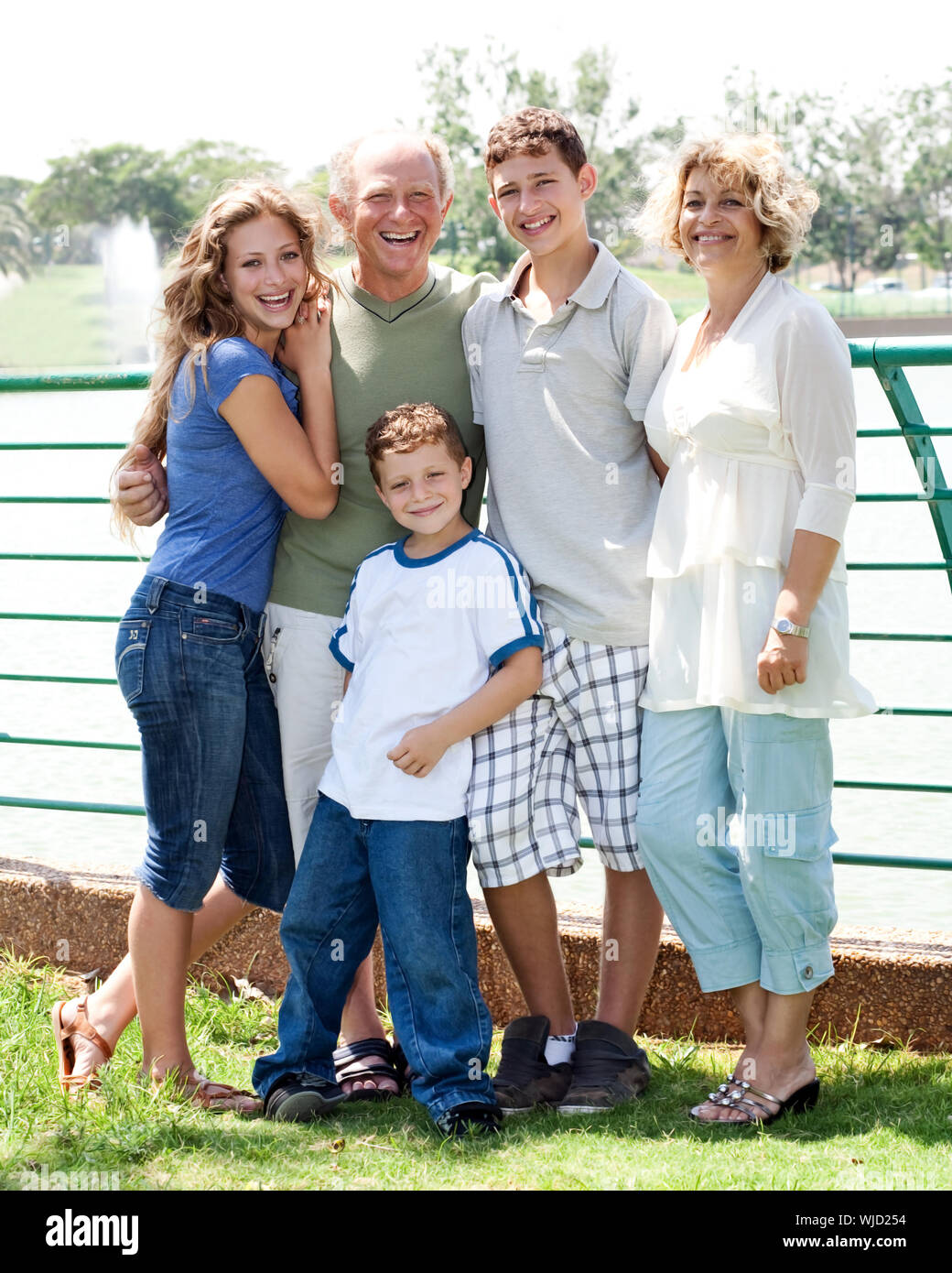 Family infront lake hi-res stock photography and images - Alamy