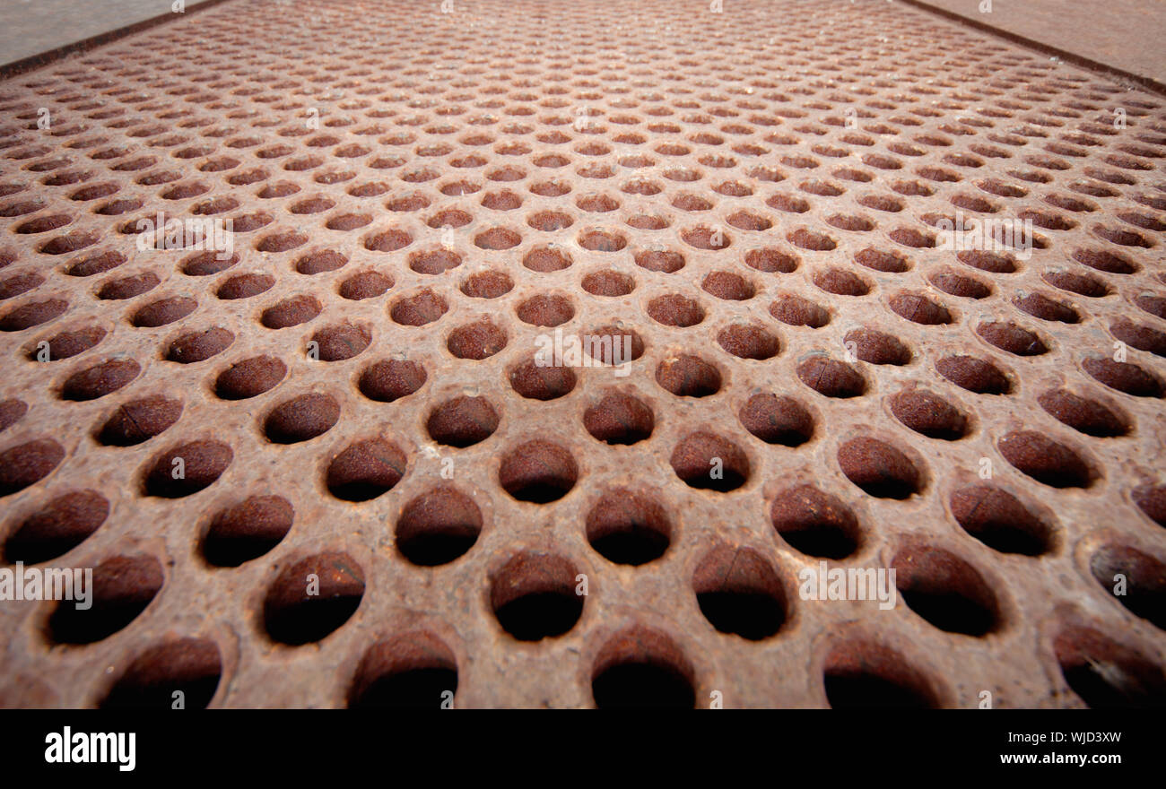 Rusty metal lattice close up - the heat exchanger Stock Photo - Alamy