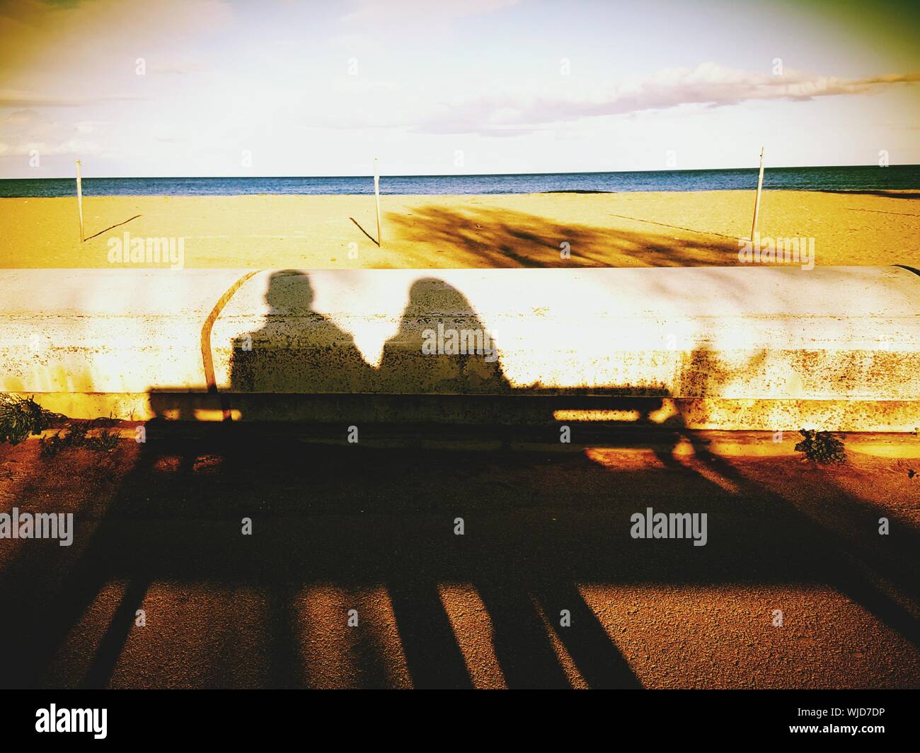 Couple sitting bench shadow hi-res stock photography and images - Alamy