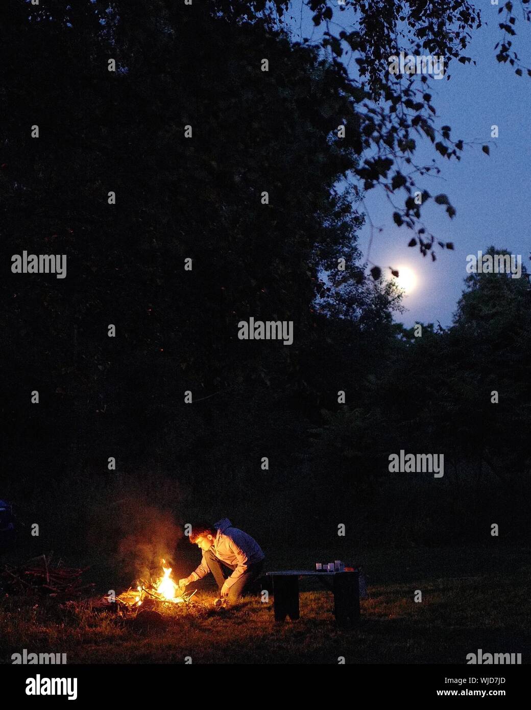 Campfire full moon hi-res stock photography and images - Alamy