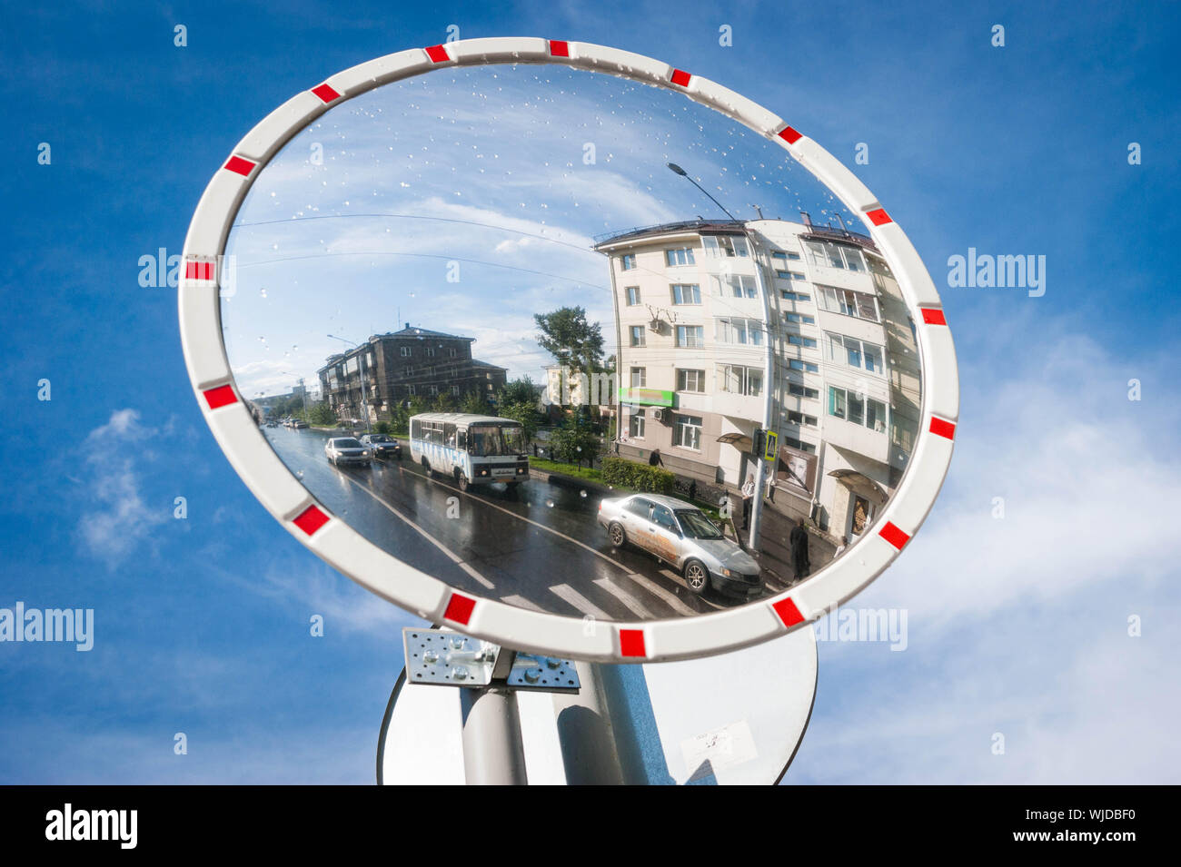 Round road mirror hi-res stock photography and images - Alamy
