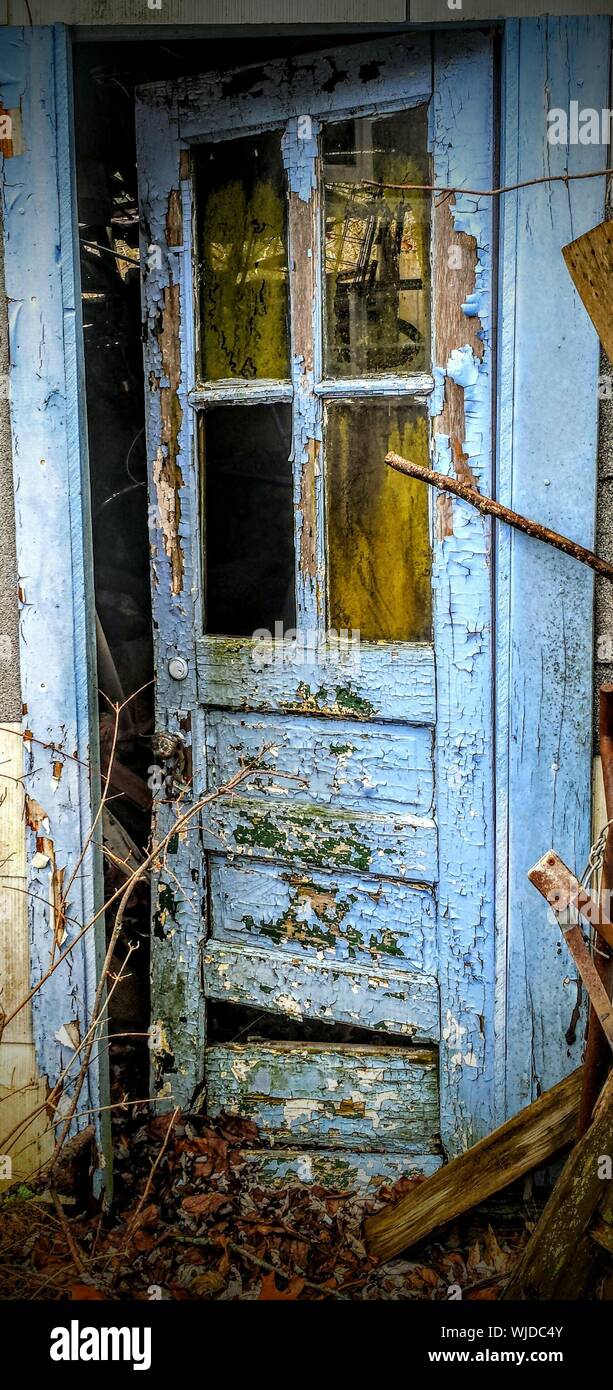 Old wooden broken door hi-res stock photography and images - Alamy
