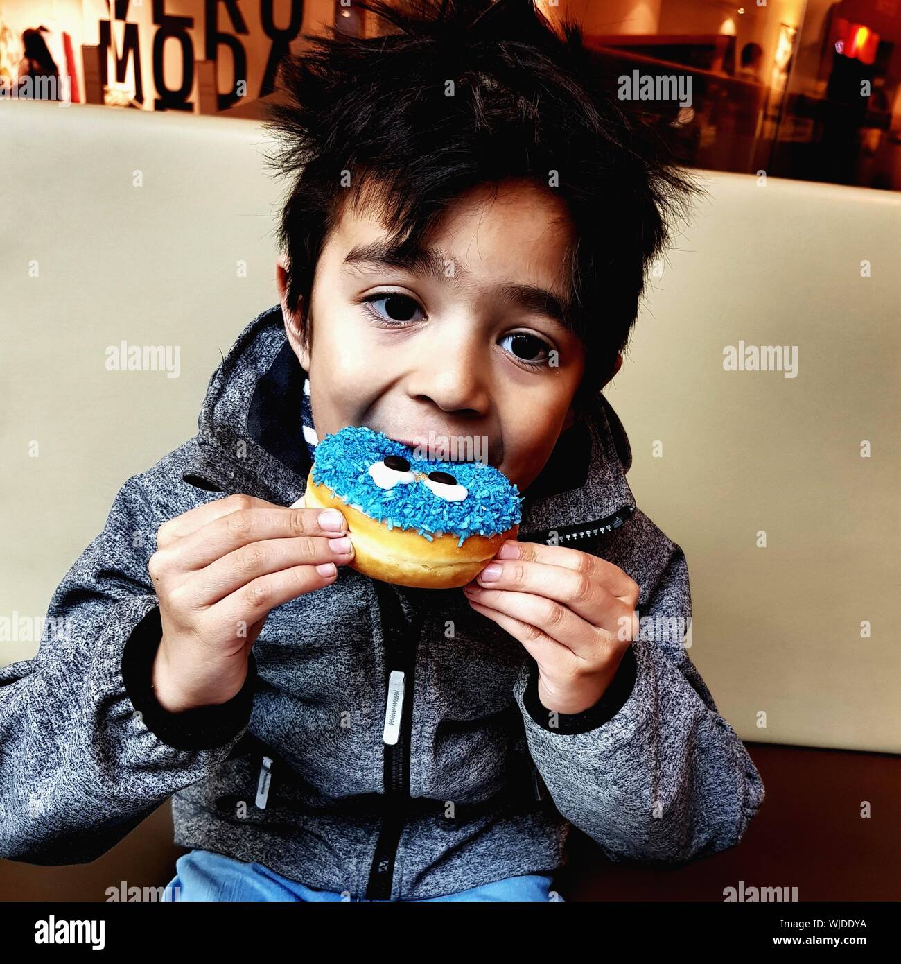 Eat eating donut hi-res stock photography and images - Alamy