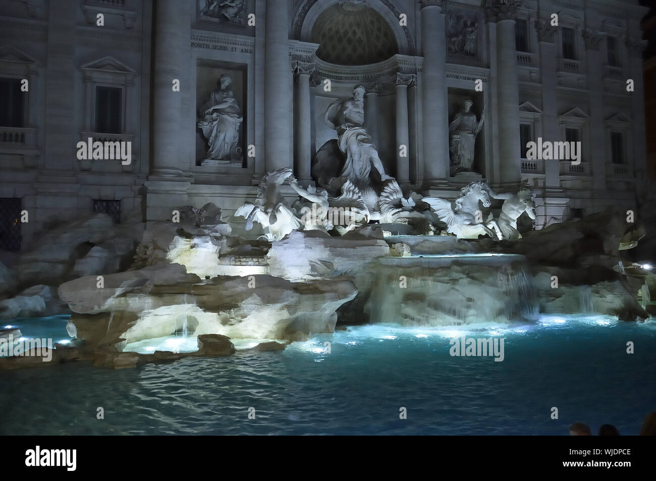 Statue in water hi-res stock photography and images - Alamy