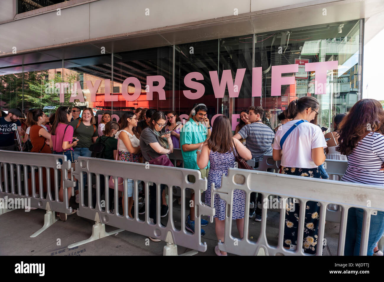 Taylor swift fans 2019 hi-res stock photography and images - Alamy