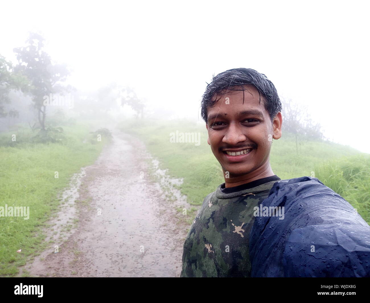 Man standing in the rain hi-res stock photography and images - Alamy