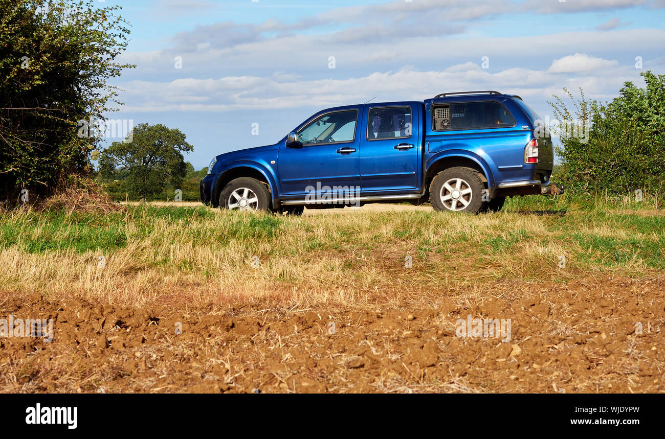 A blue 2005 Isuzu Rodeo double cab pick up truck with a hard canopy ...