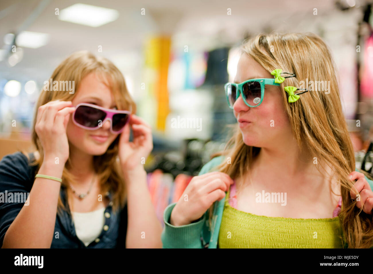 Children 10 shopping together hi-res stock photography and images - Alamy