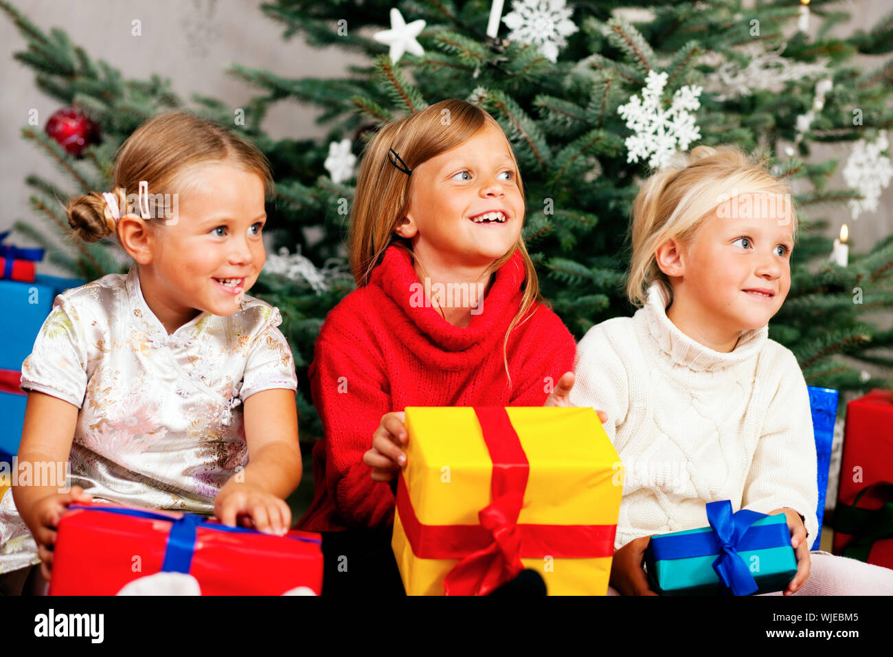 Children present christmas hi-res stock photography and images - Alamy