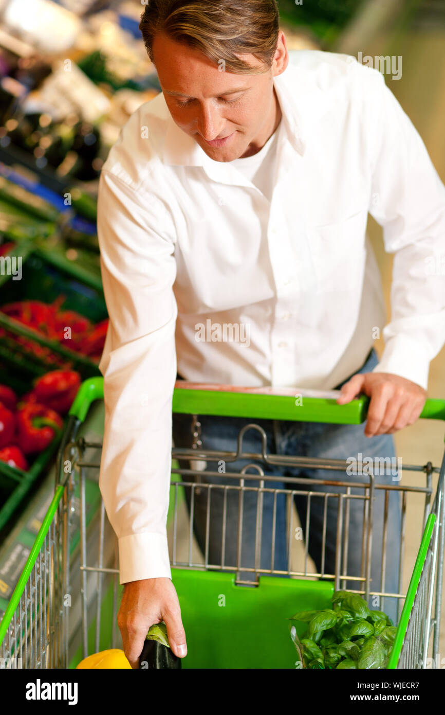 Man in supermarket shopping groceries Stock Photo - Alamy