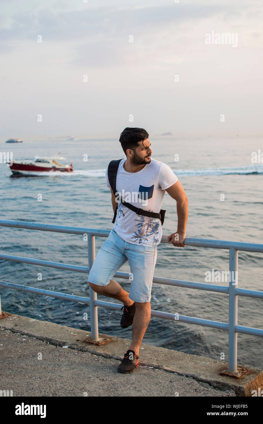 Man leaning against railing looking hi-res stock photography and images ...