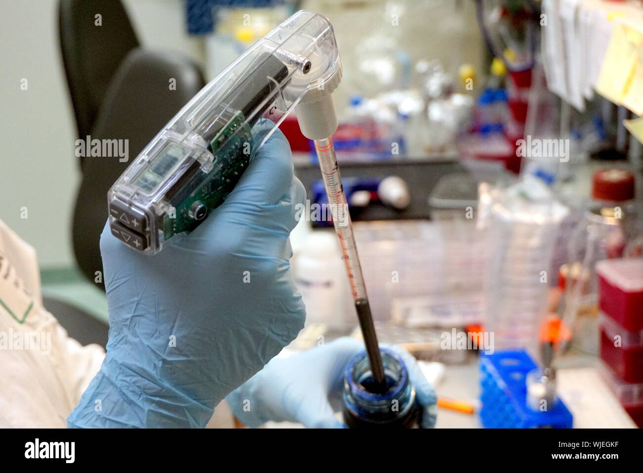 Lab experiment equipment hi-res stock photography and images - Alamy
