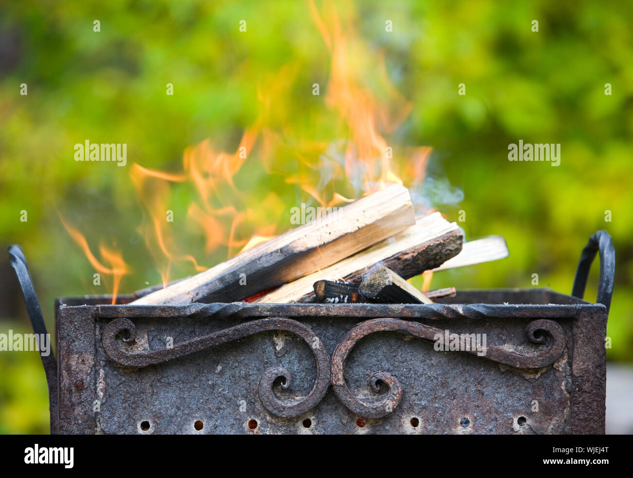 Old style metal campfire made ready for grilling Stock Photo - Alamy