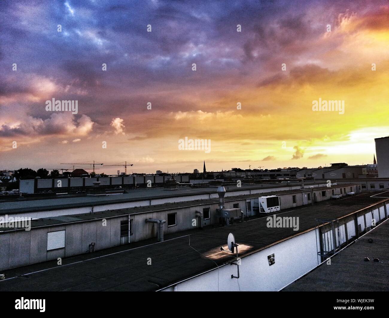 Rooftop sunset hi-res stock photography and images - Alamy