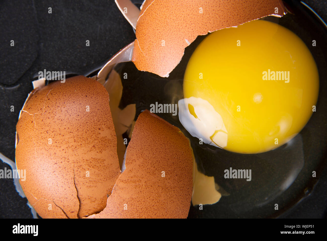 Broken egg, close up. Up front view Stock Photo - Alamy