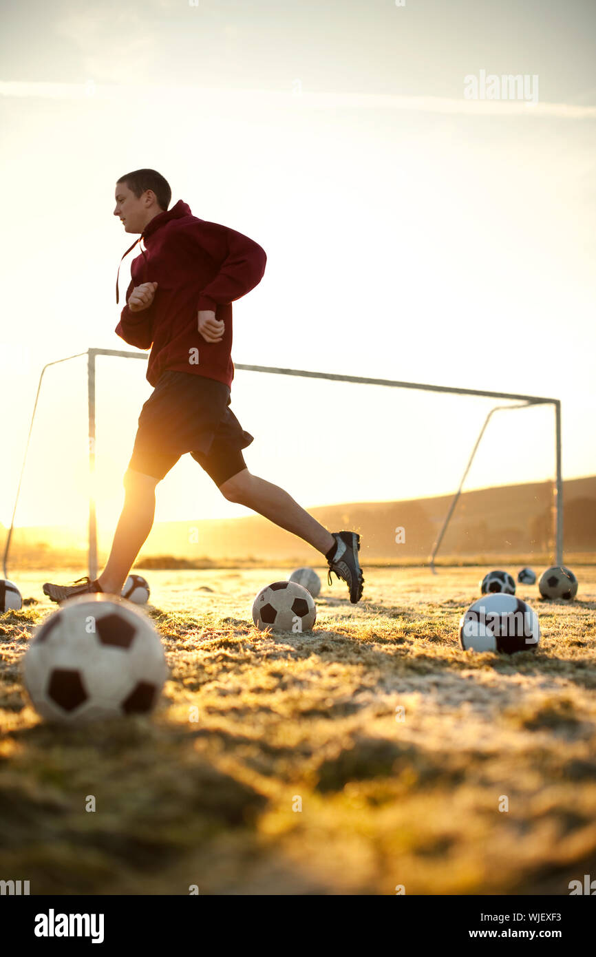 Side view male soccer hi-res stock photography and images - Alamy