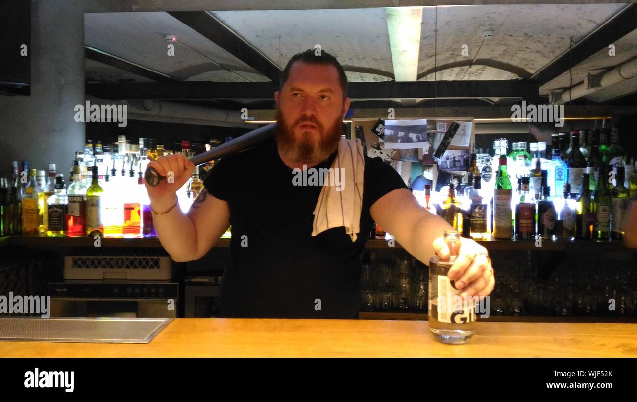 Men only bar hi-res stock photography and images - Alamy