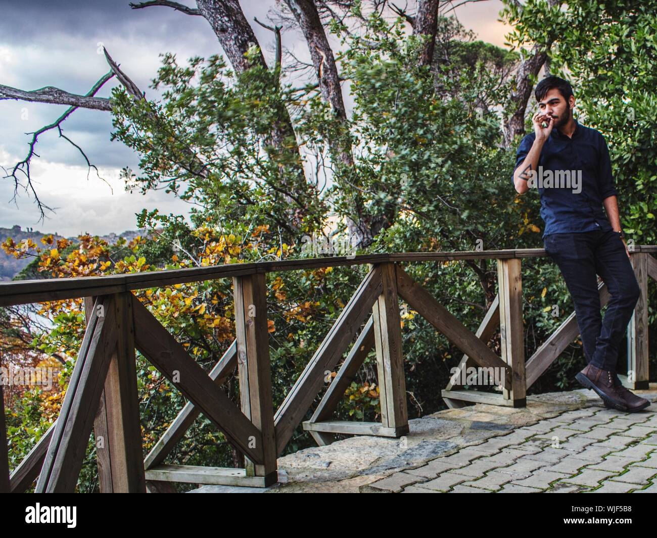 People smoking outdoors hi-res stock photography and images - Alamy